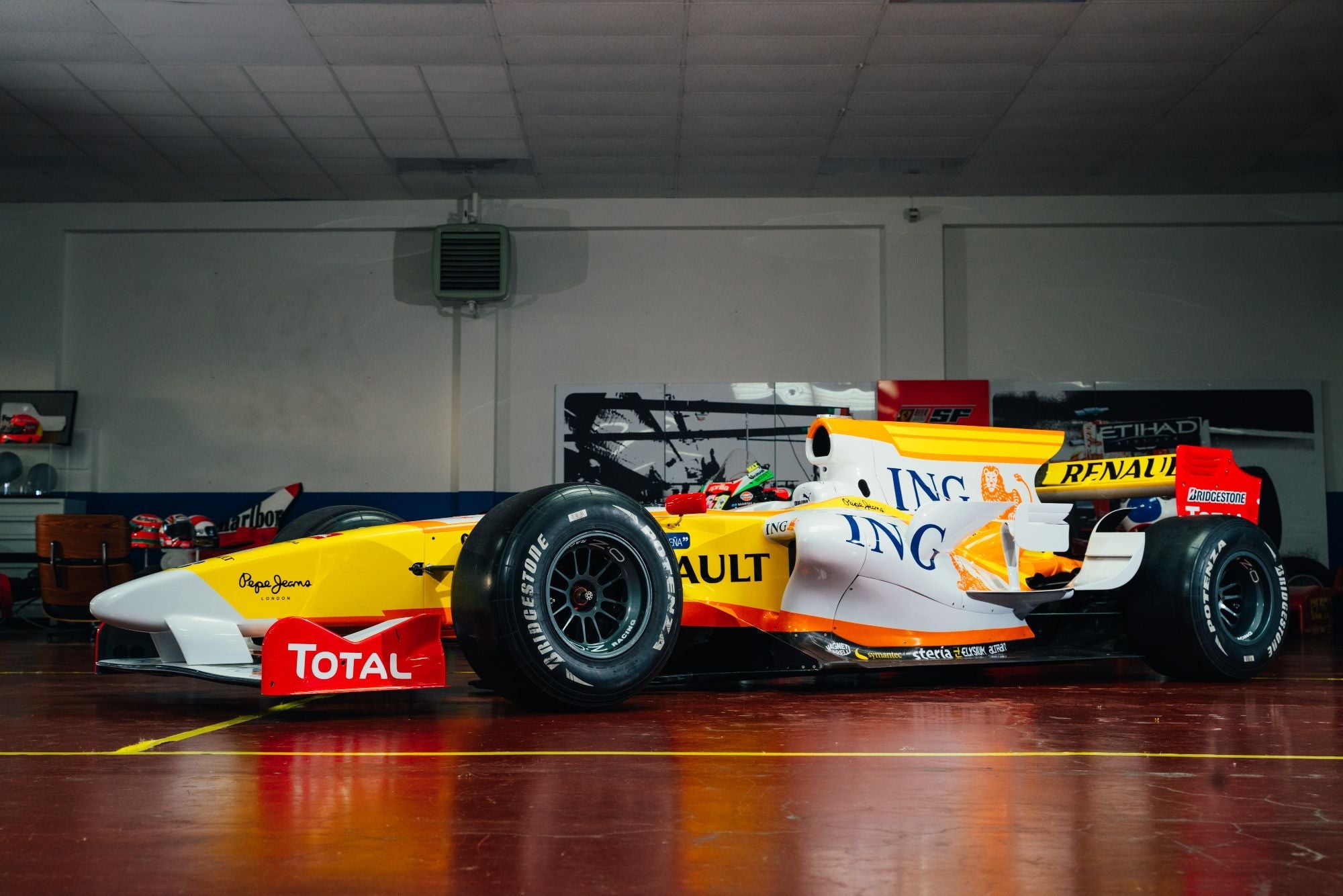 F1 RENAULT R29 ROLLING CHASSIS - TheArsenale